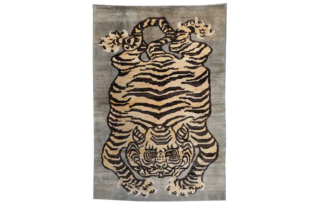 Lot 38 - A FINE TIGER DESIGN RUG approx: 6ft. x