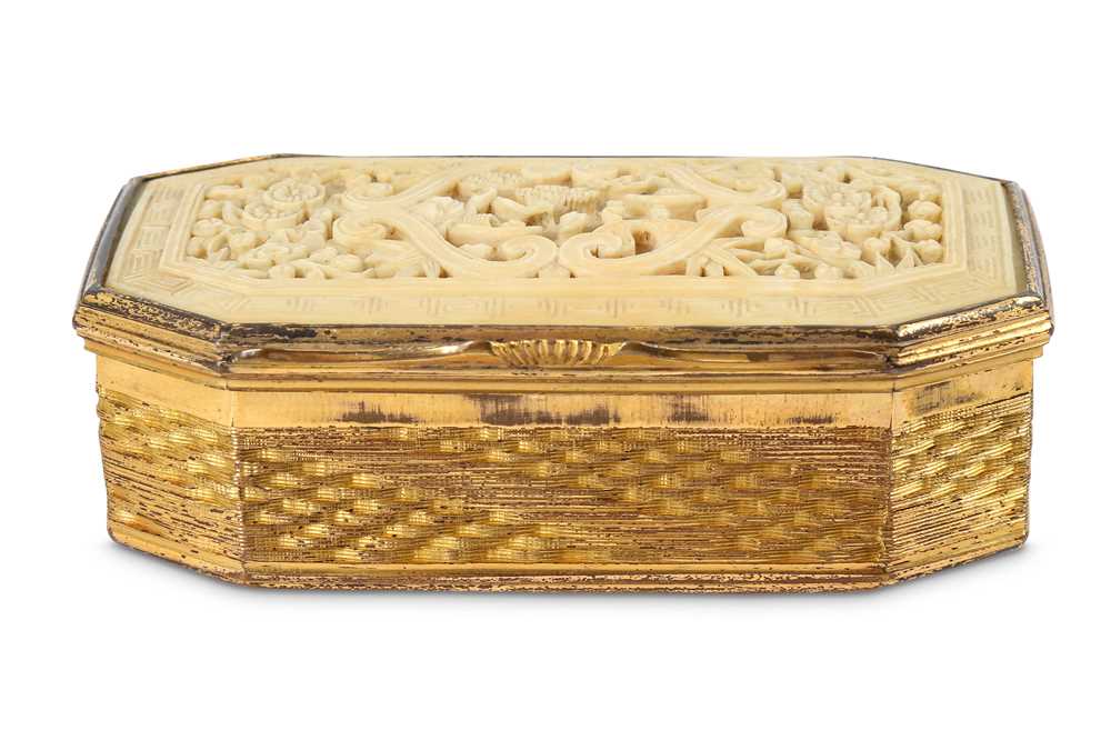 Lot 709 - A CHINESE IVORY INSET GILT-METAL SNUFF BOX.