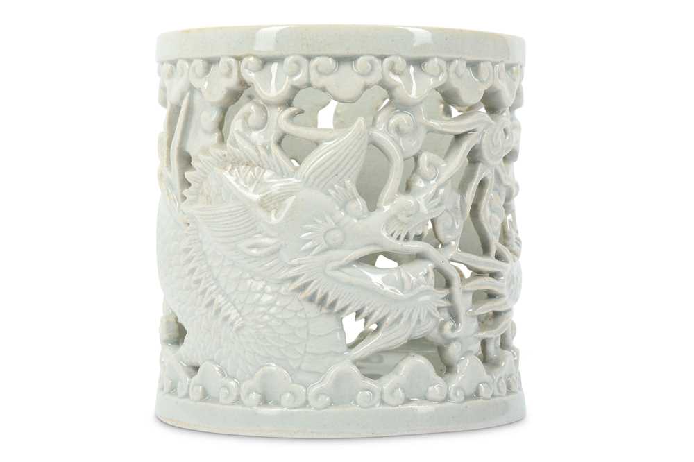Lot 976 - A KOREAN RETICULATED ‘DRAGON’ POT. Korea,