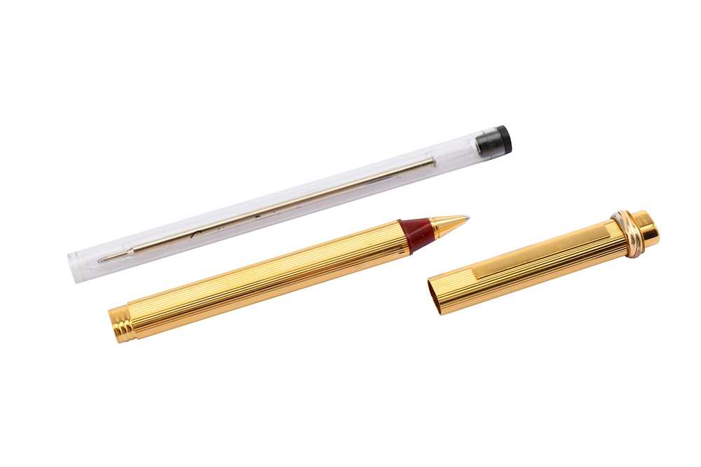 Lot 278 - A Must de Cartier gilt metal stylo pen, the