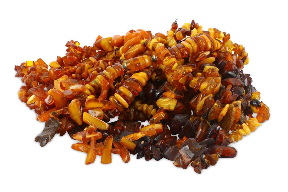 Lot 642 - A large collection of Baltic shard amber*