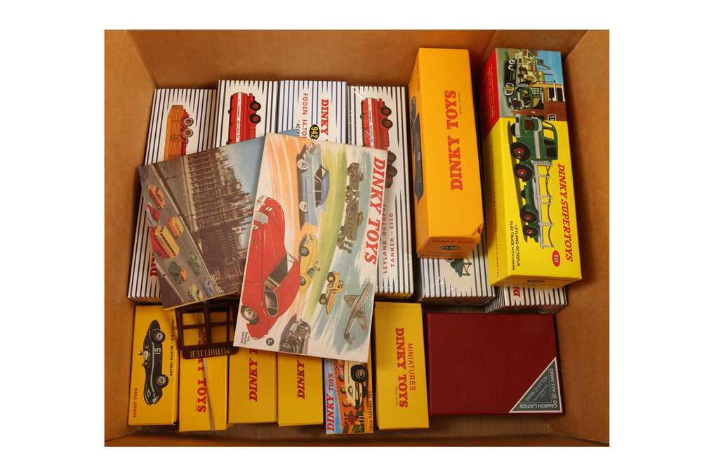 Lot 585 - A large collection of boxed modern