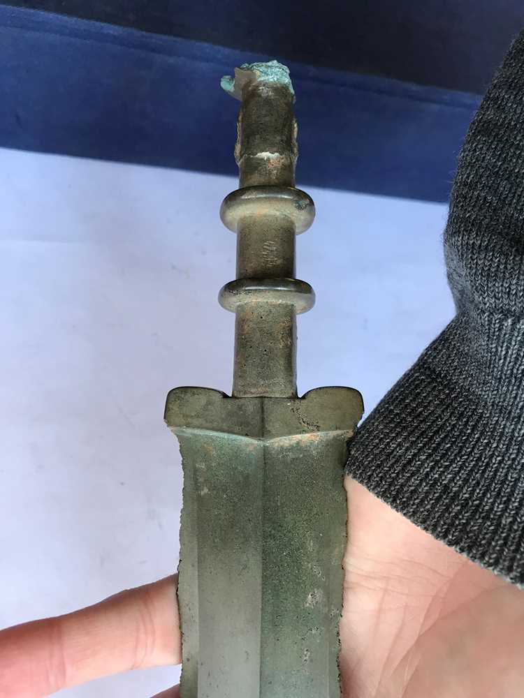 Lot 474 - A CHINESE BRONZE DAGGER.