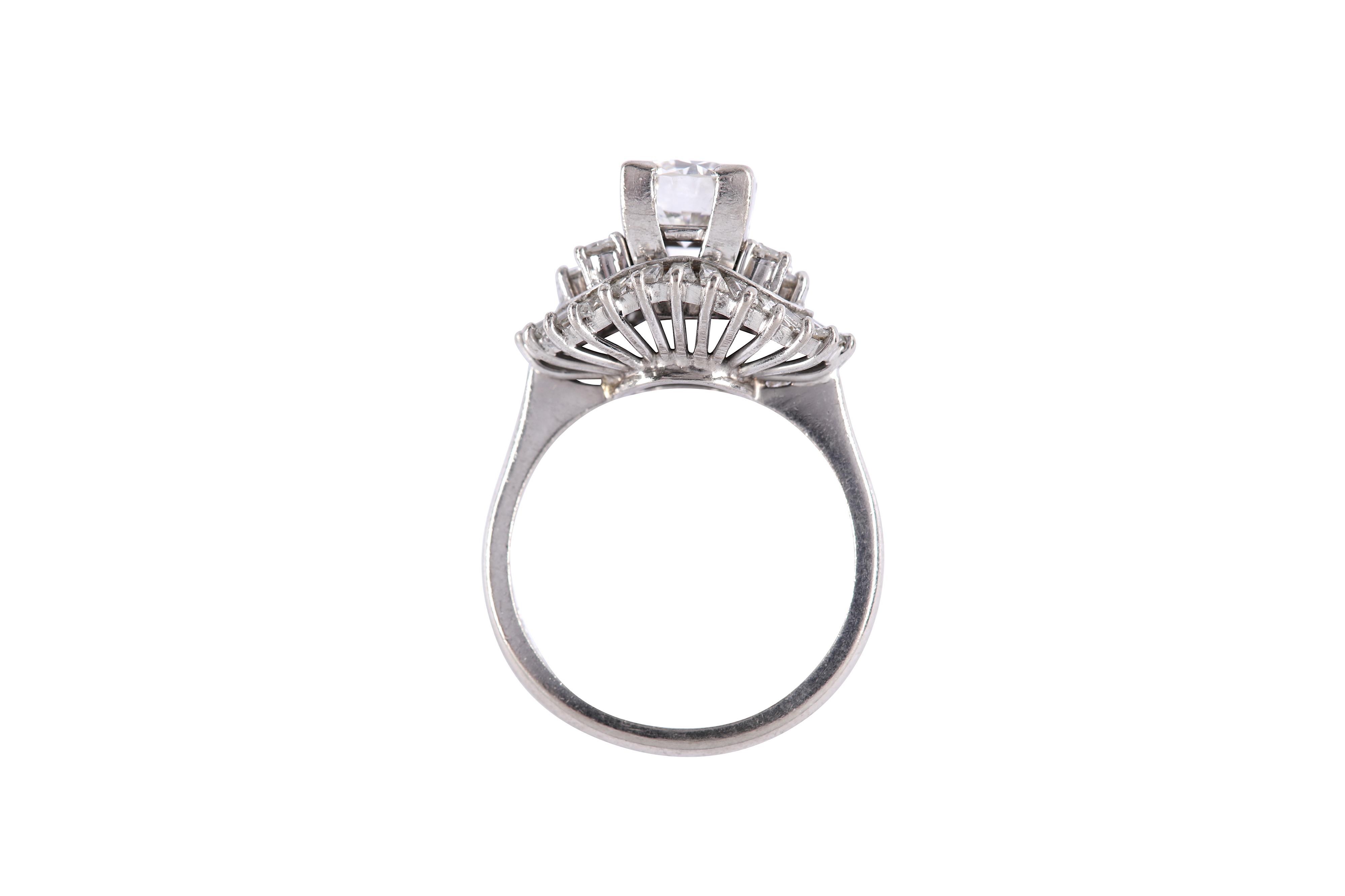 Lot 2 - A diamond dress ring