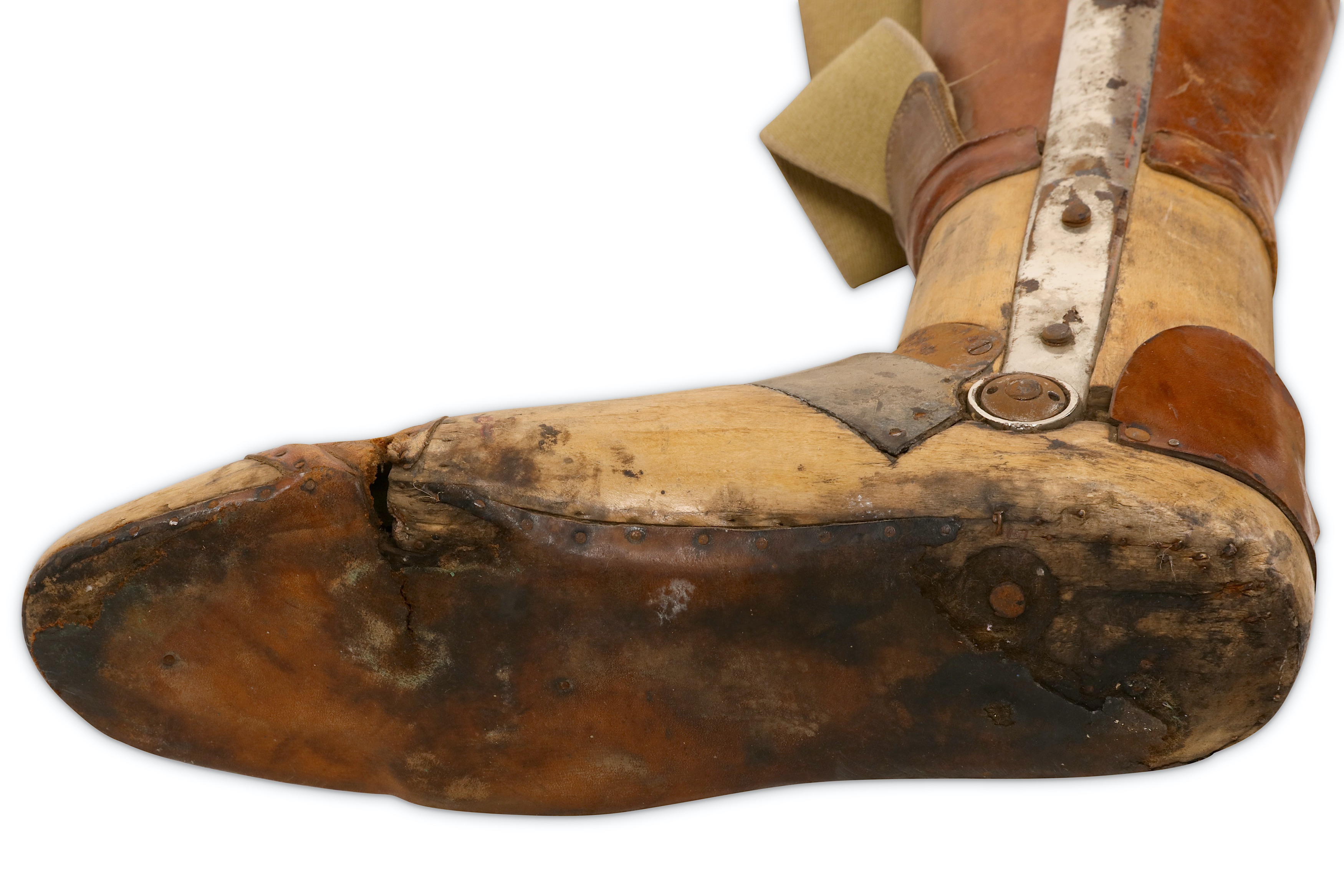 Lot 109 - A WW1 LEATHER AND CARVED WOOD PROSTHETIC LEG