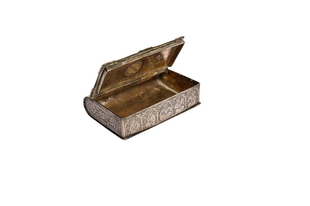 Lot 366 - AN ENGRAVED SILVER BOX
