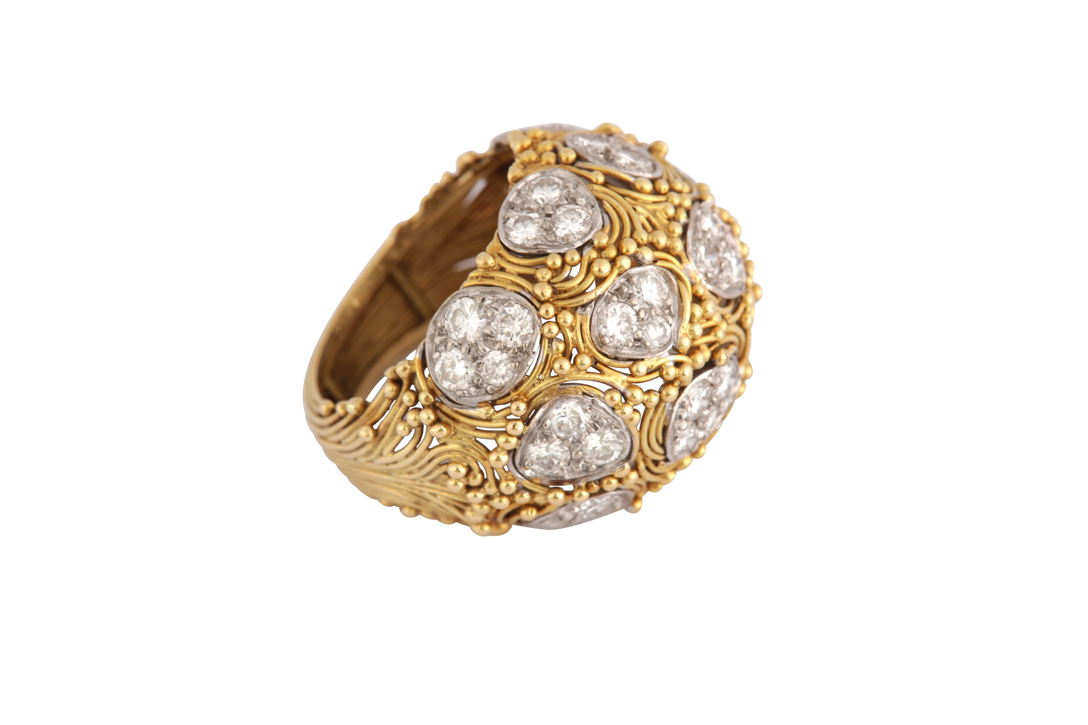 Lot 99 - A diamond bombé ring