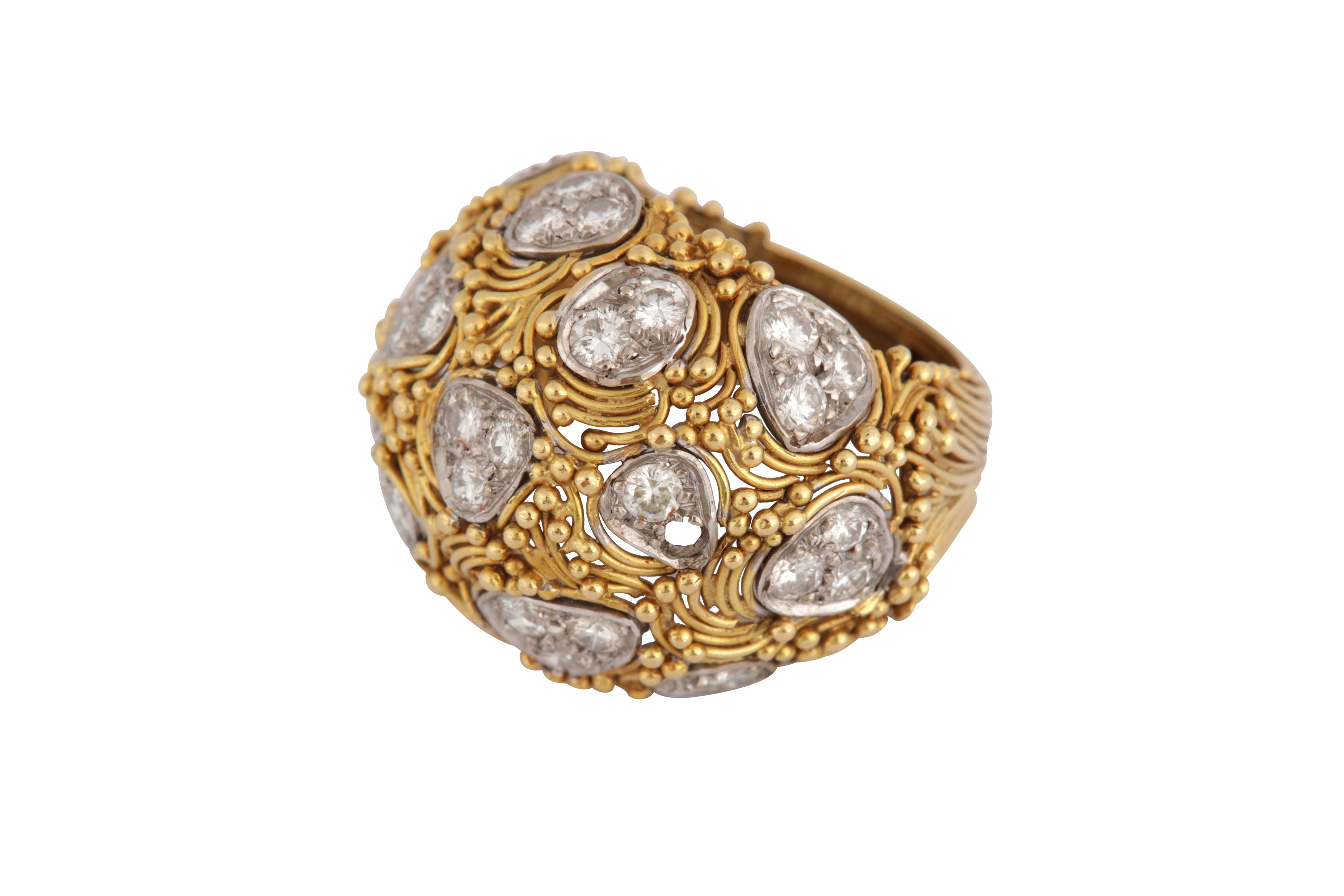 Lot 99 - A diamond bombé ring
