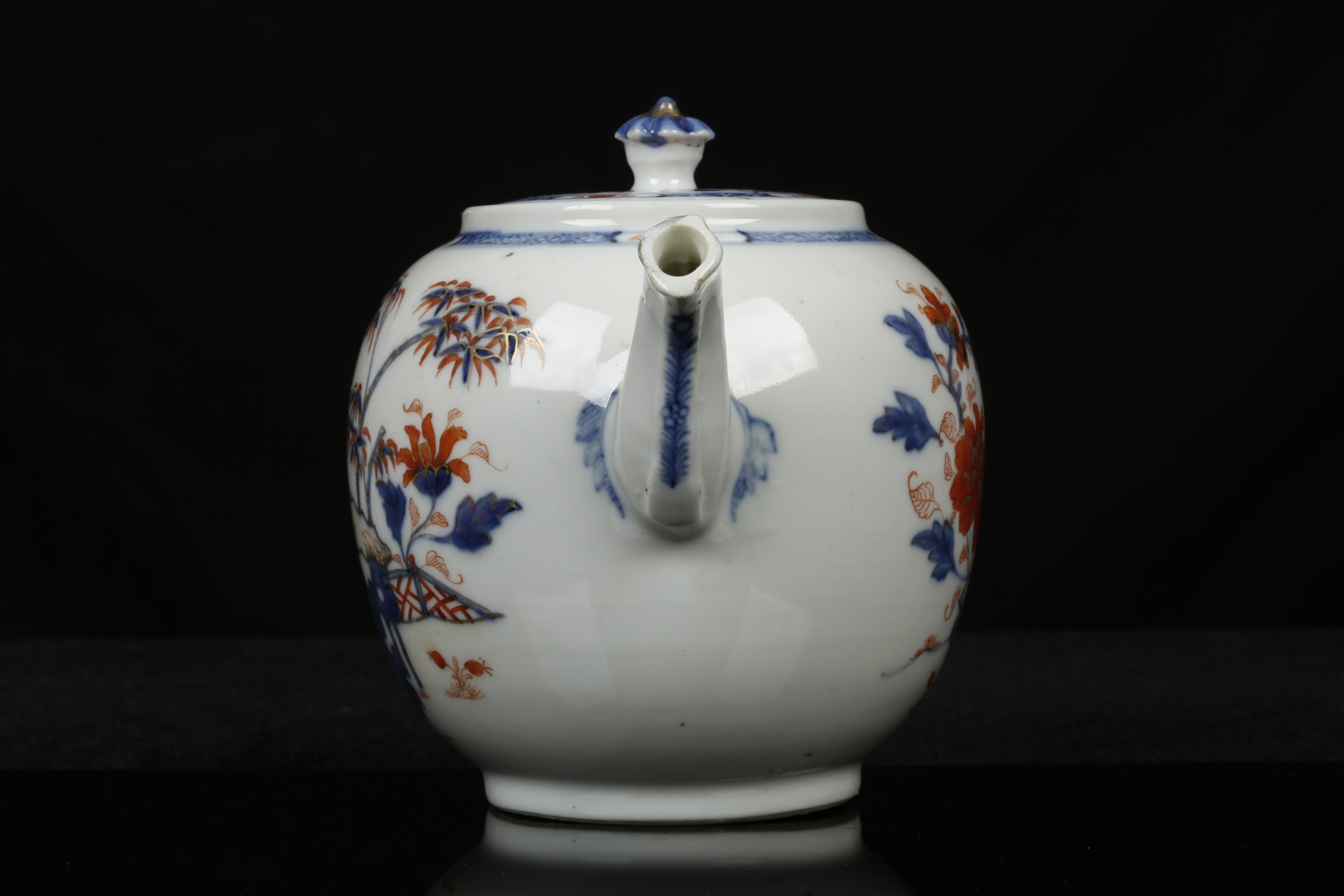 Lot 324 - A CHINESE IMARI TEAPOT AND COVER. Qing, 18th