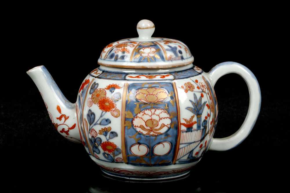 Lot 326 - A CHINESE IMARI TEAPOT AND COVER. Qing