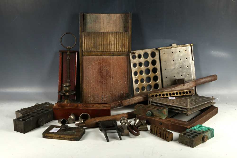 Lot 364 - An interesting collection of antique pill