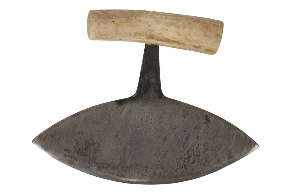 Lot 49 - A 20TH CENTURY INUIT ULU (KNIFE)