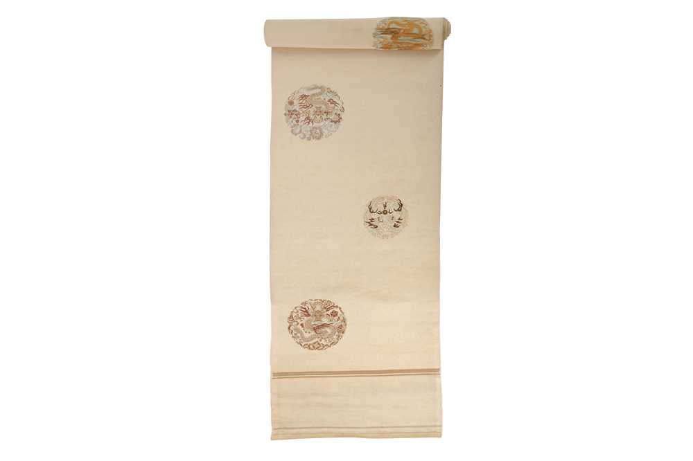 Lot 1039 - A JAPANESE SILK OBI