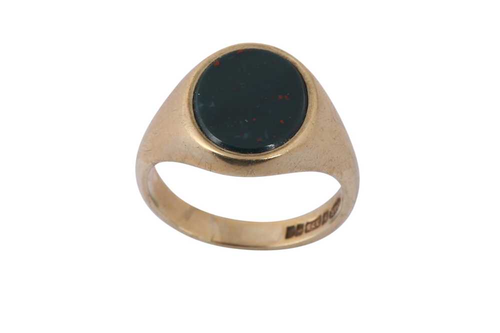 Lot 204 - A bloodstone signet ring