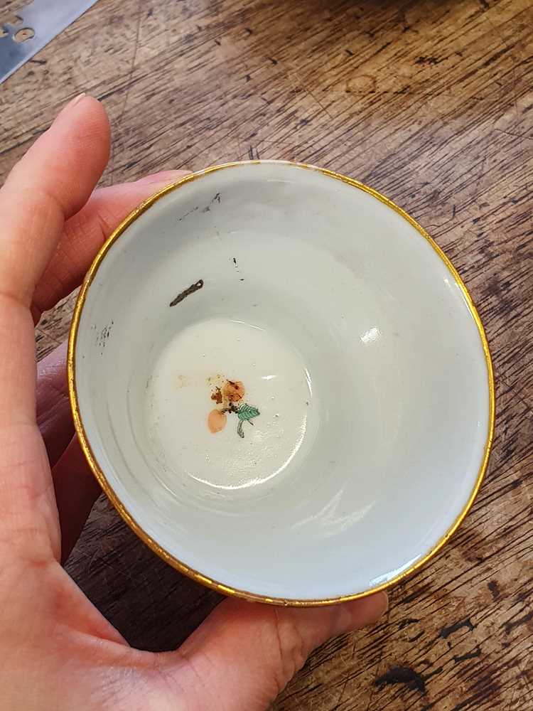 Lot 311 - A CHINESE FAMILLE ROSE 'IMMORTALS RAFT' CUP