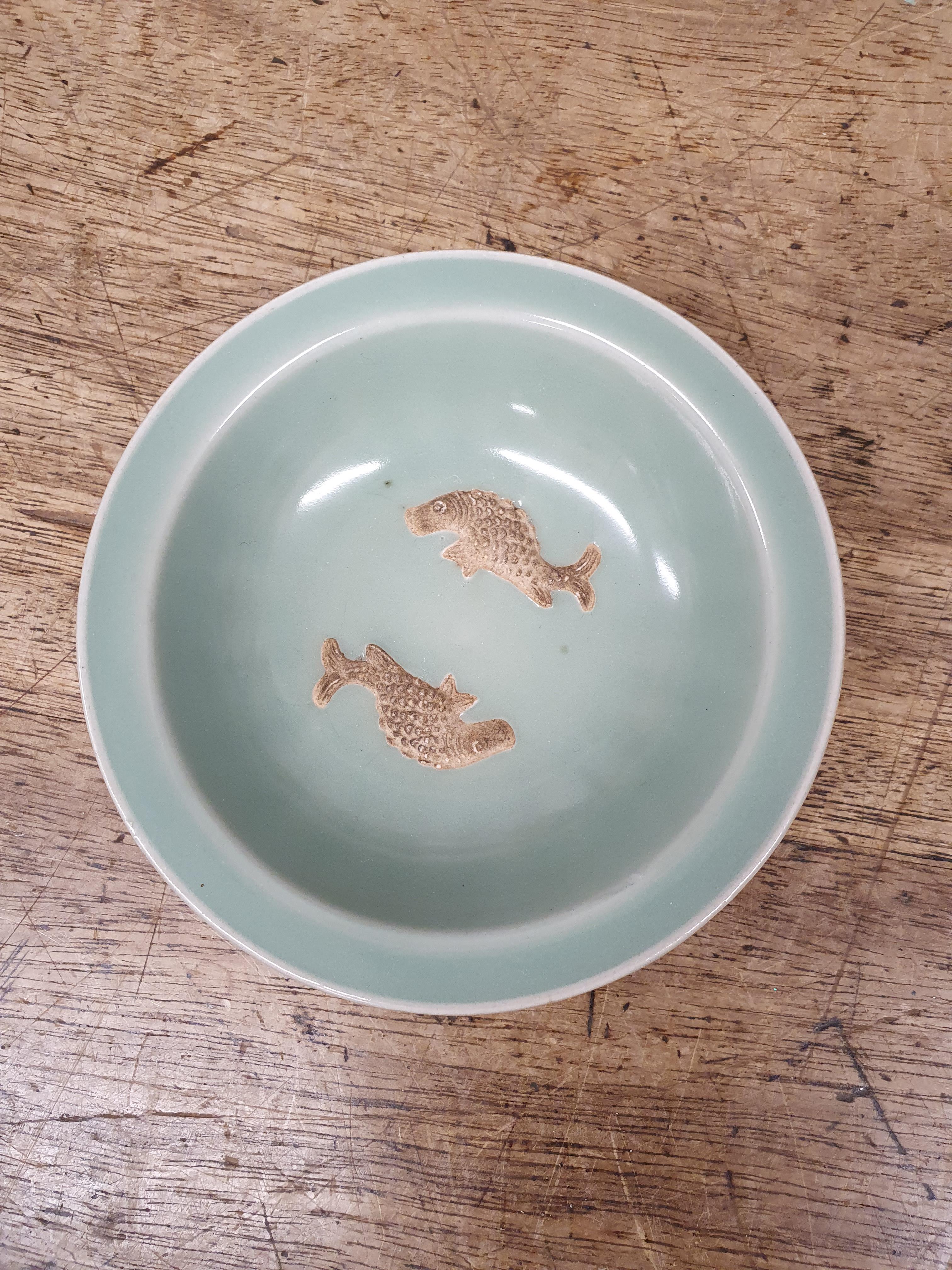 Lot 512 - A CHINESE CELADON 'DOUBLE FISH' SAUCER.