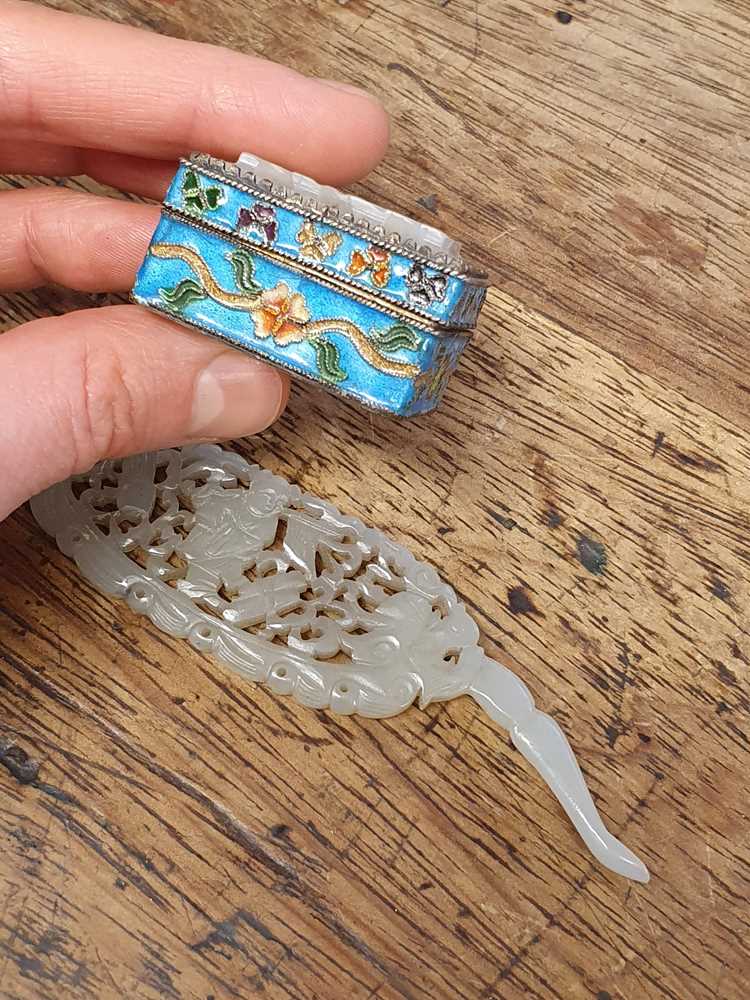 Lot 63 - A CHINESE WHITE JADE RETICULATED OPIUM SPOON.