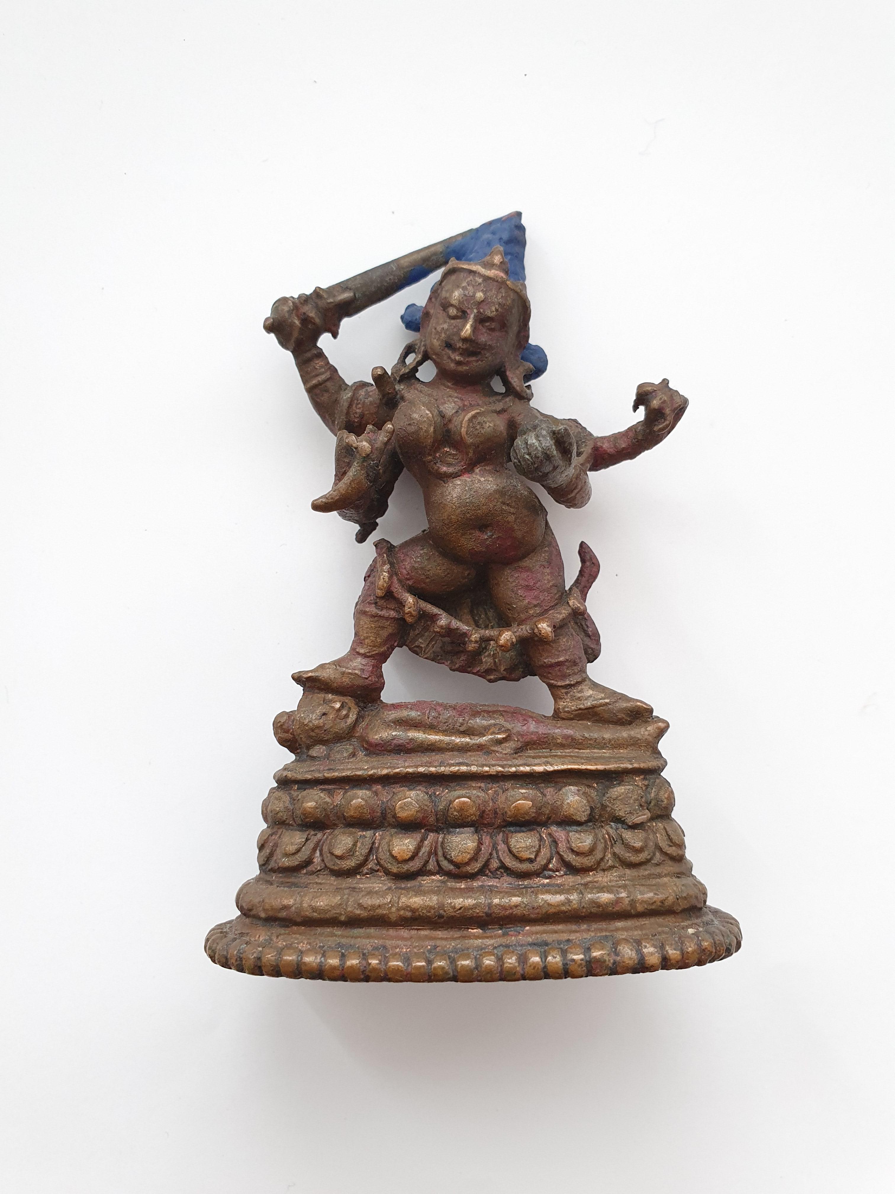 Lot 194 - A TIBETAN BRONZE FIGURE OF A DAKINI.