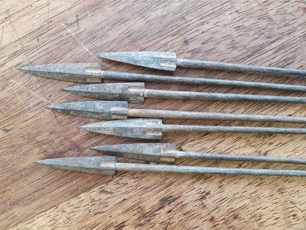 Lot 786 - SIXTEEN CHINESE BRONZE ARROWS.