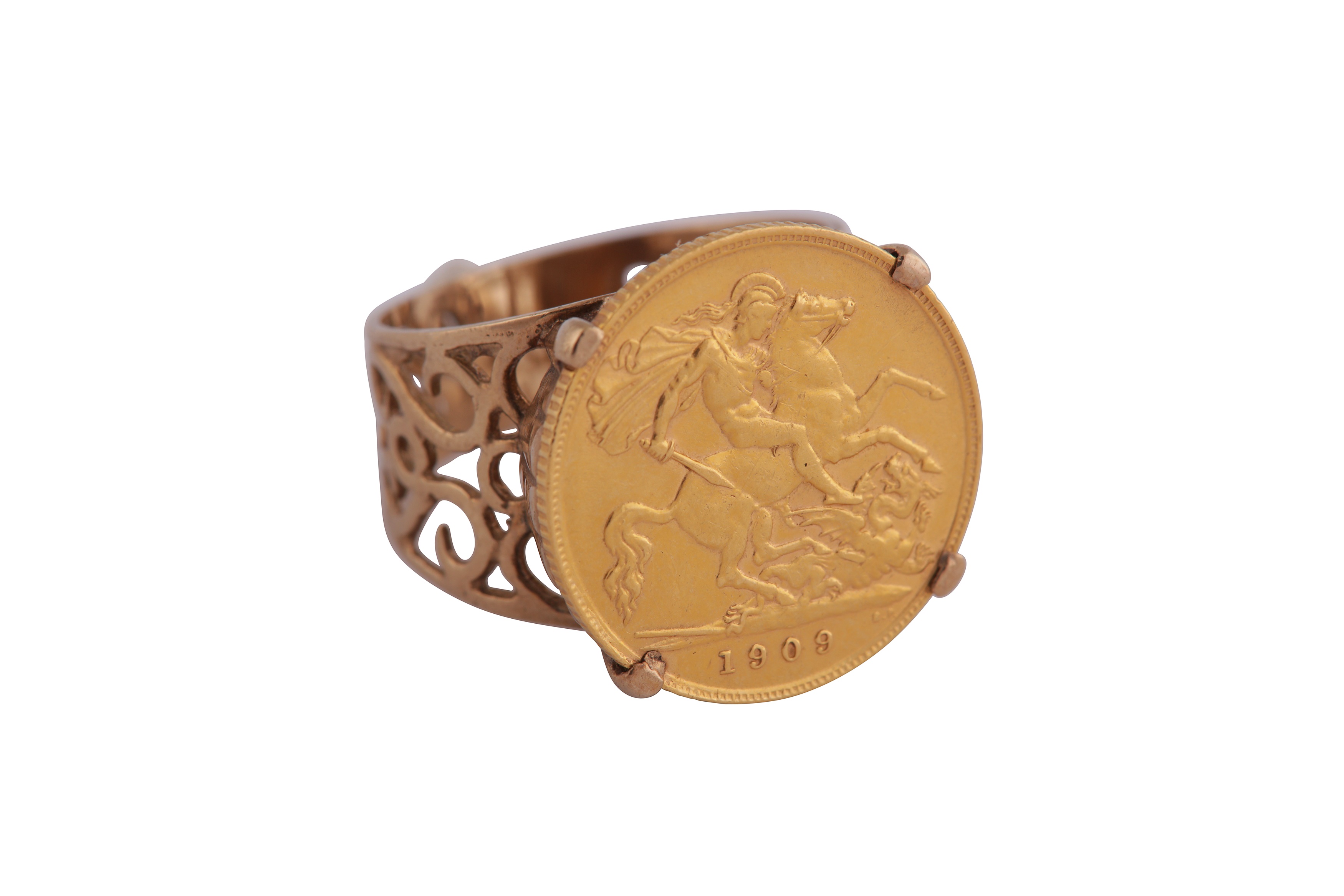 Lot 731 - A HALF SOVEREIGN RING