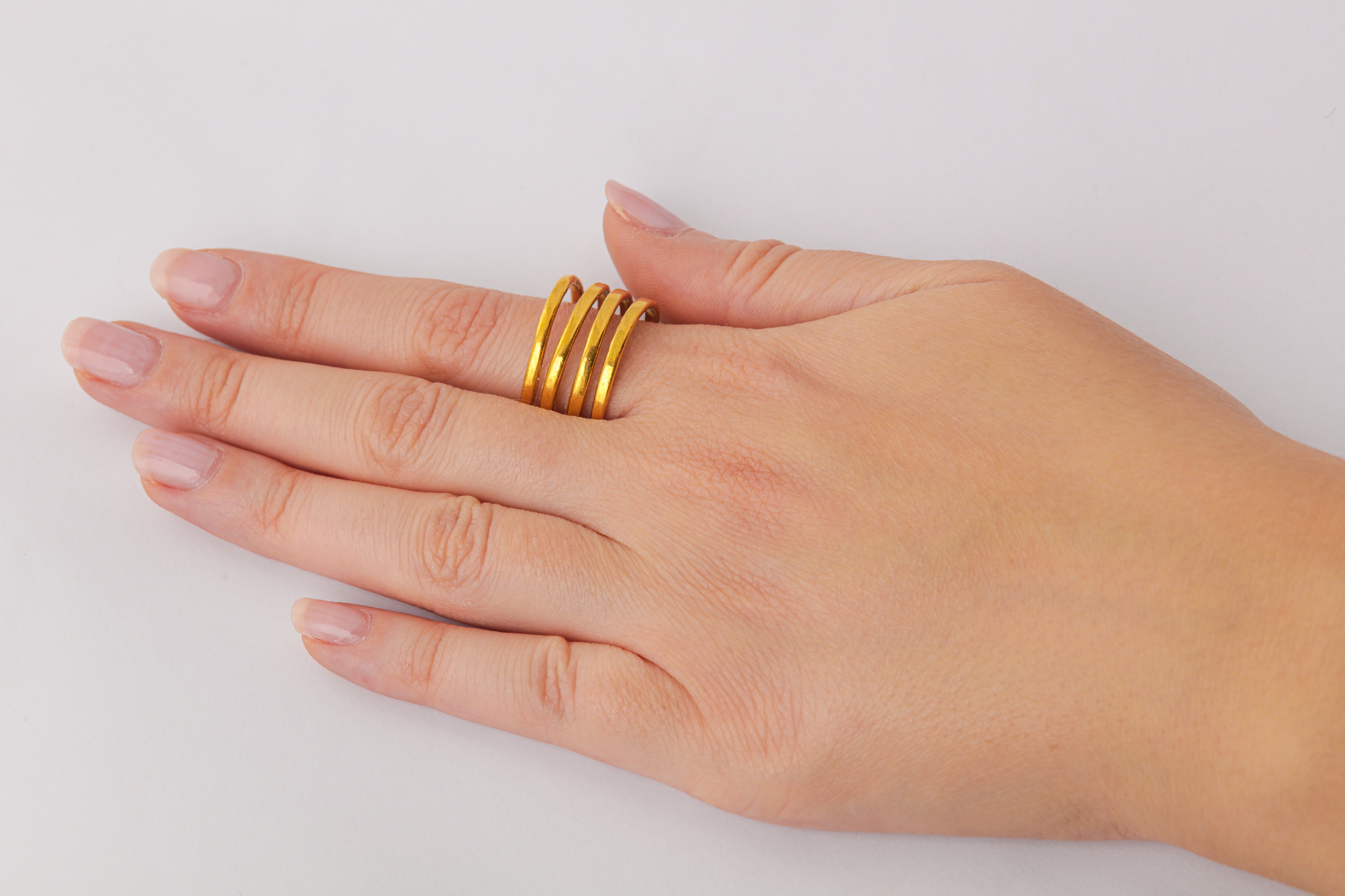 Lot 111 - A coil ring