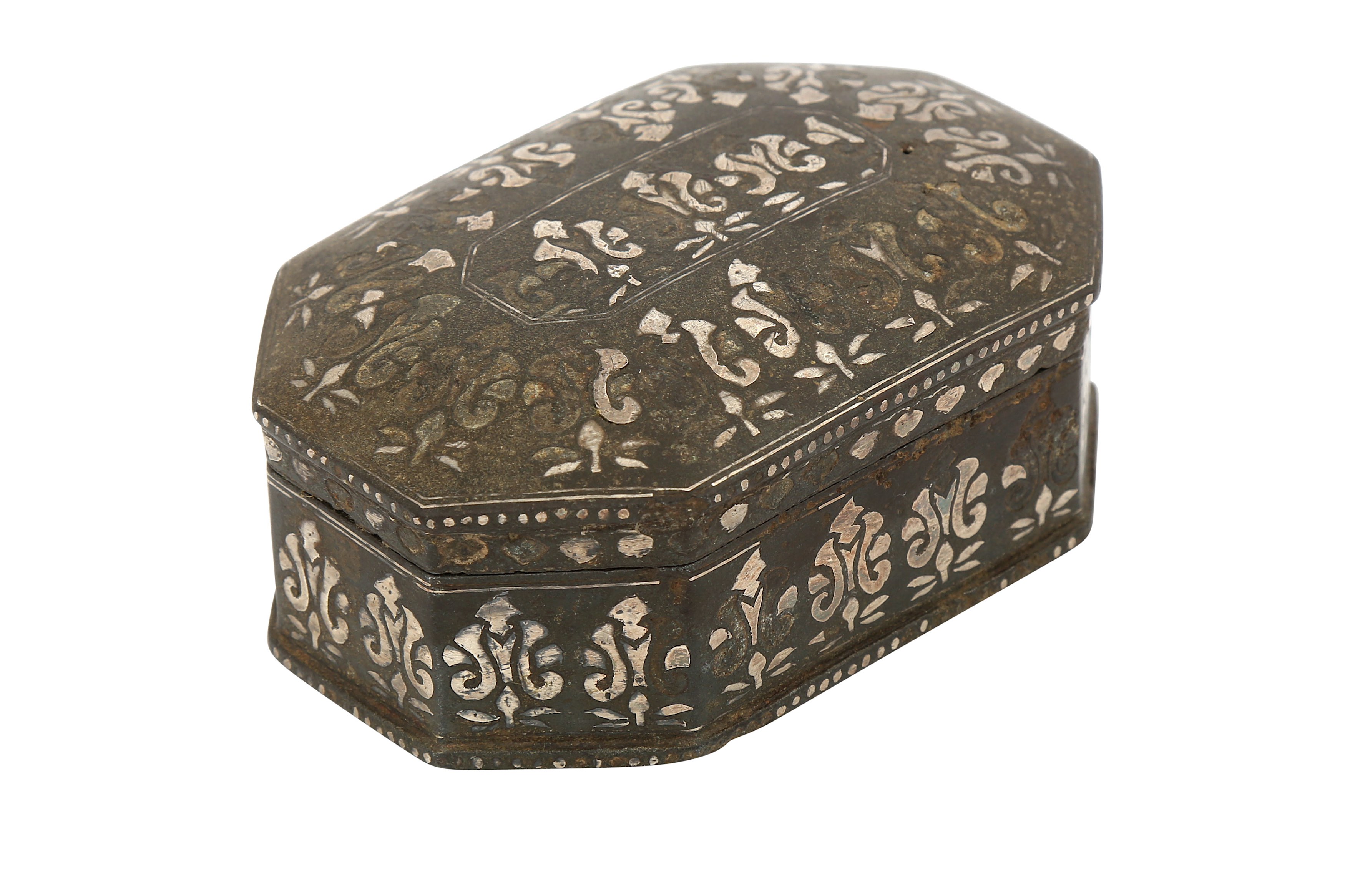 Lot 443 - A SILVER-INLAID BIDRI LIDDED BOX