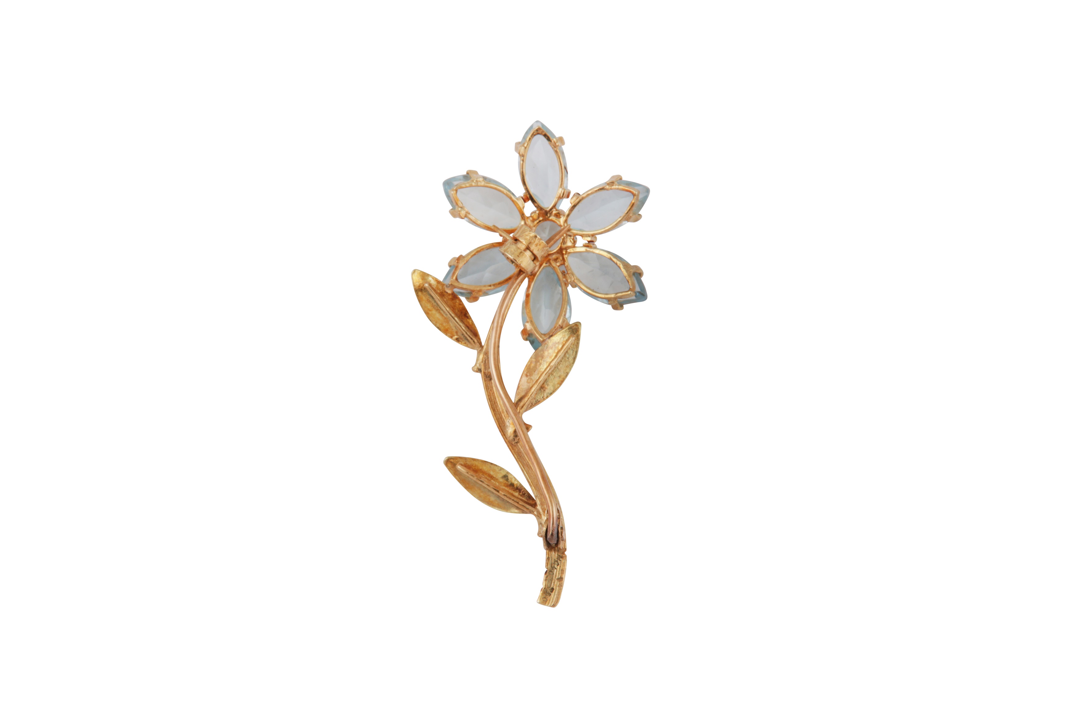 Lot 7 - A BLUE TOPAZ BROOCH