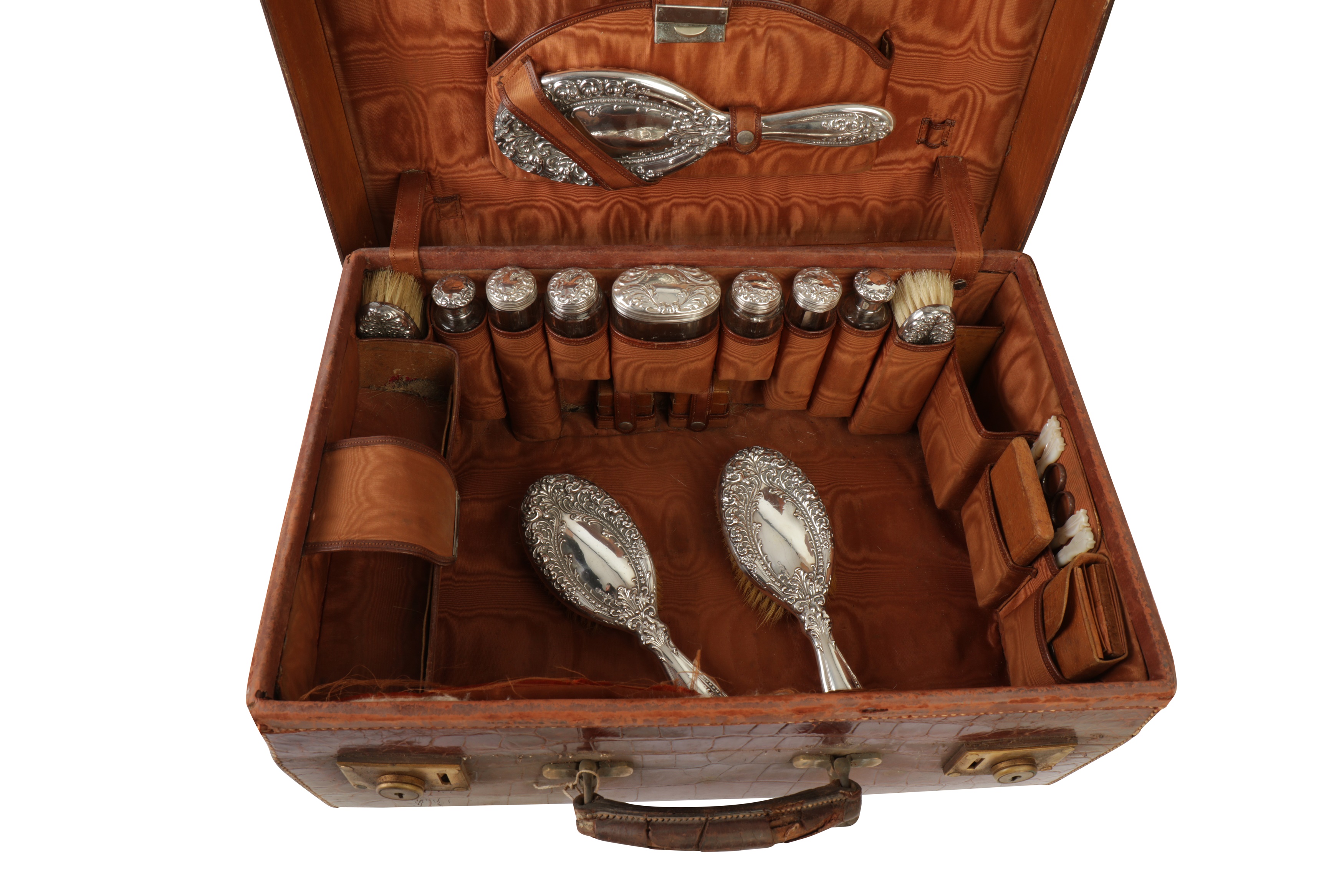 Lot 41 - AN EDWARDIAN TRAVELLING VANITY CASE