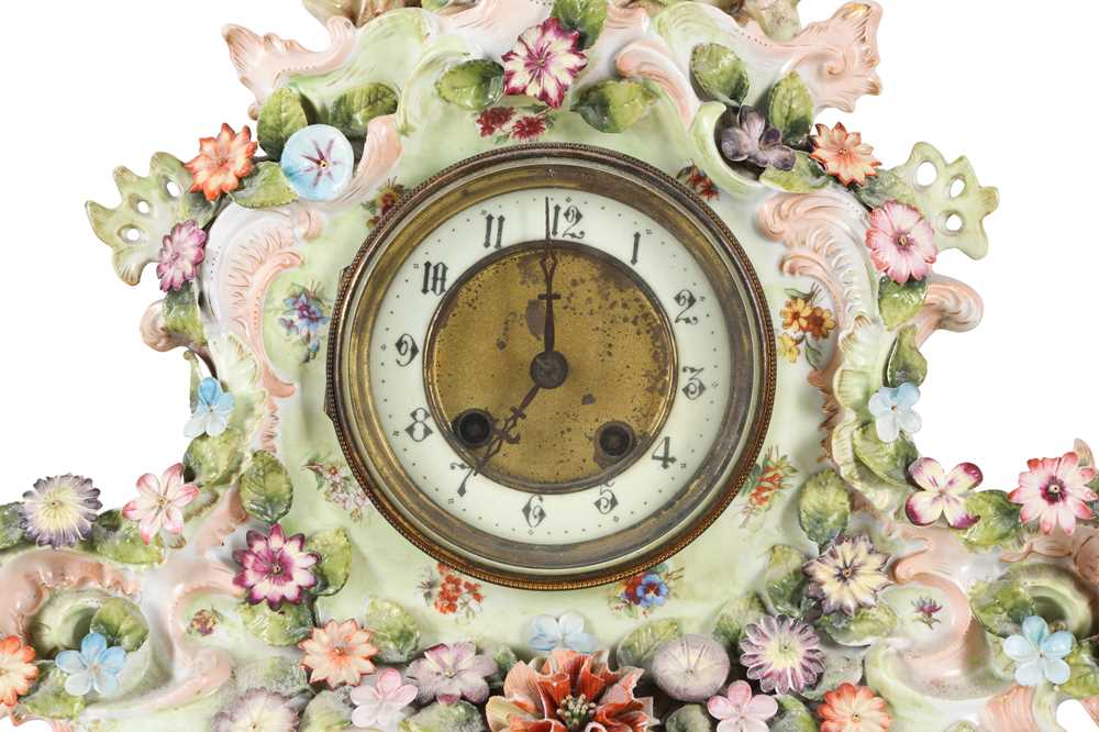 Lot 415 - A GERMAN PORCELAIN MANTEL CLOCK, EARLY 20TH