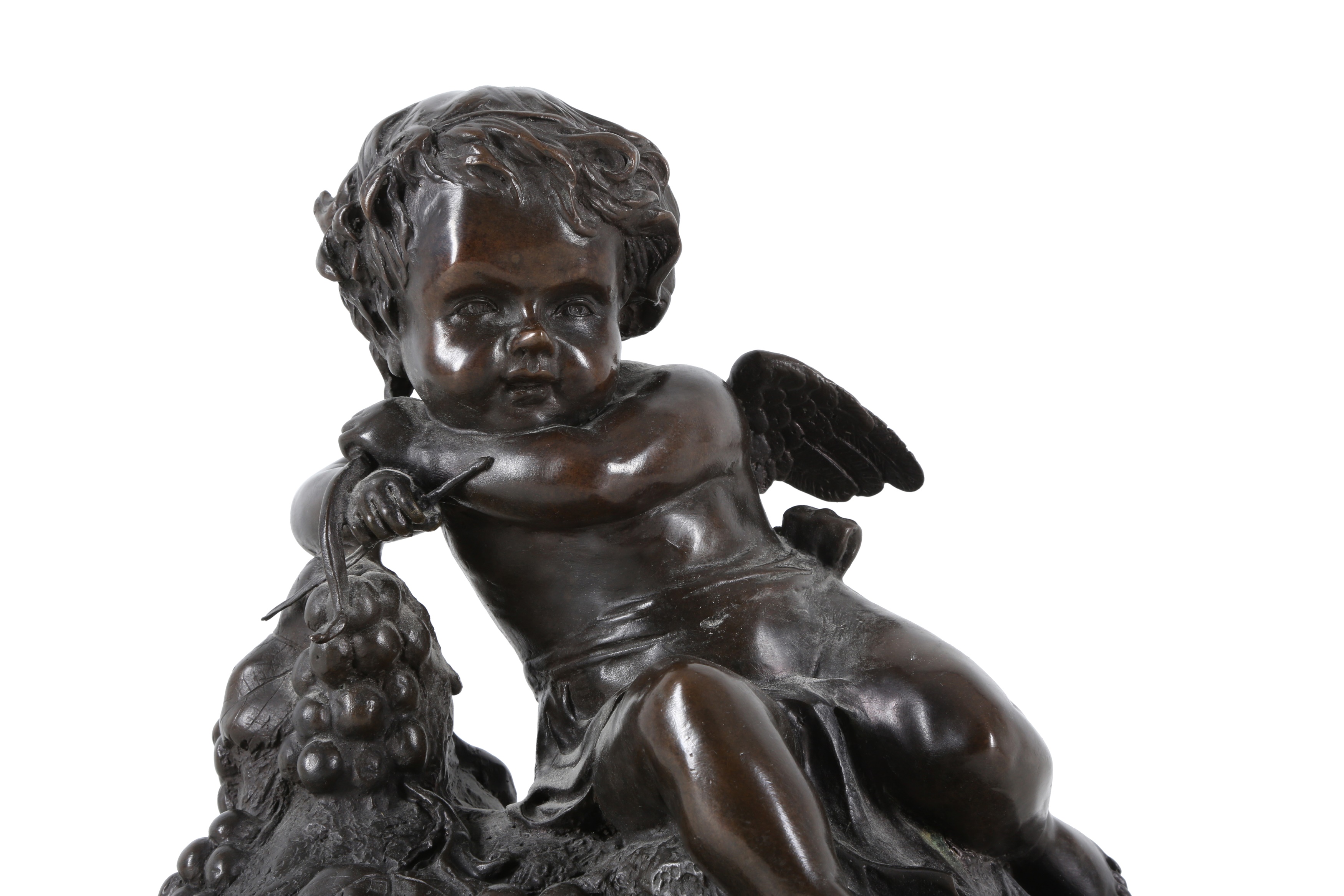 Lot 472 - A BRONZE SCULPTURE OF A SEATED CHERUB, IN