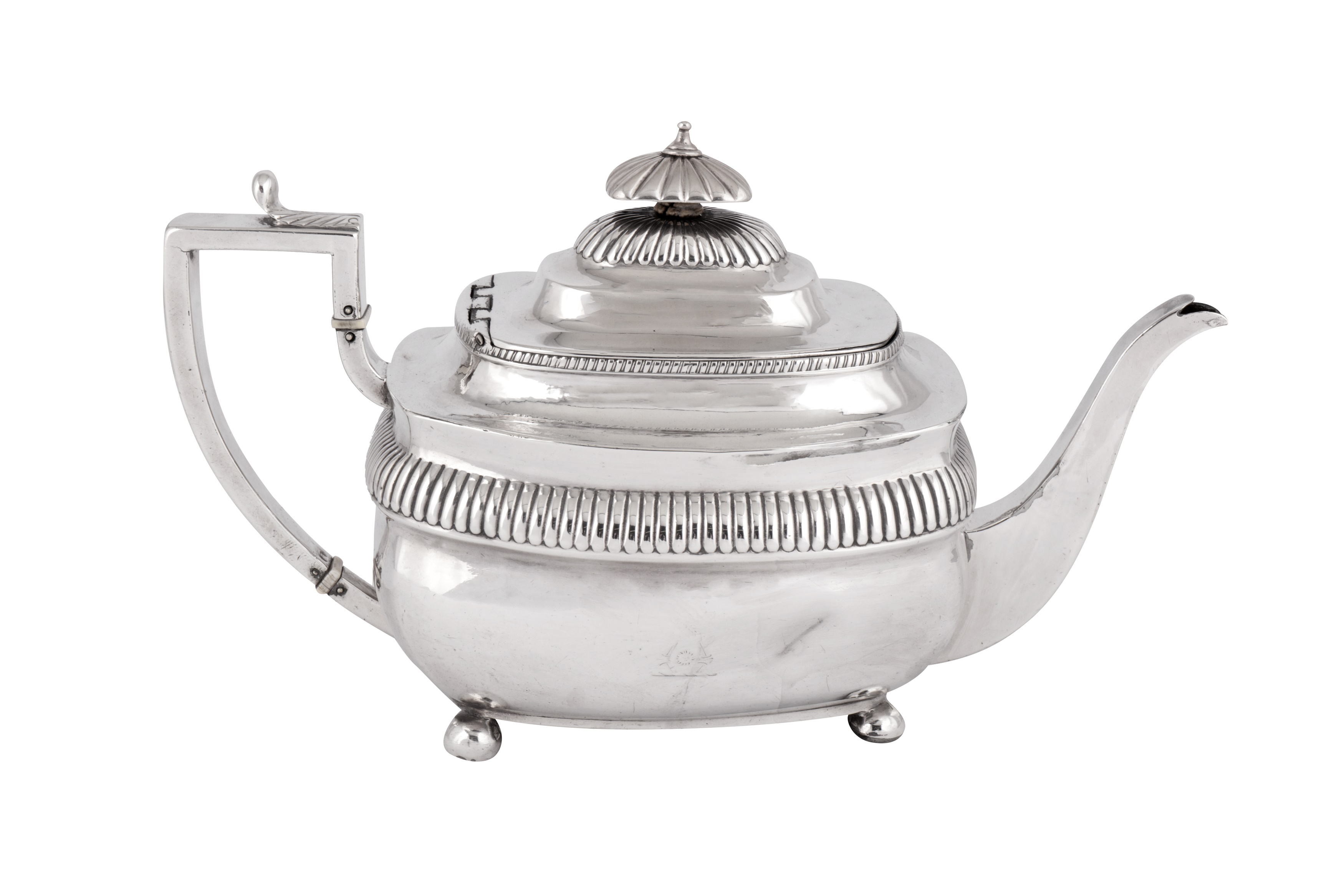 Lot 471 - A George III sterling silver teapot, London