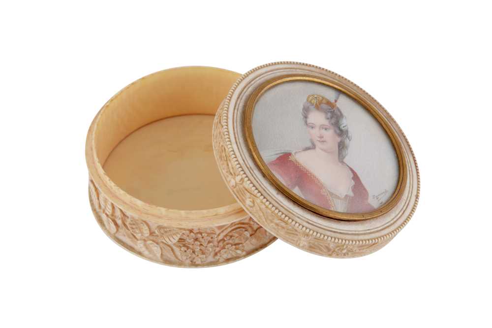 Lot 132 - AN EARLY 20TH CENTURY IVORY TABLE SNUFF BOX