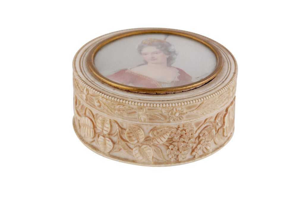 Lot 132 - AN EARLY 20TH CENTURY IVORY TABLE SNUFF BOX