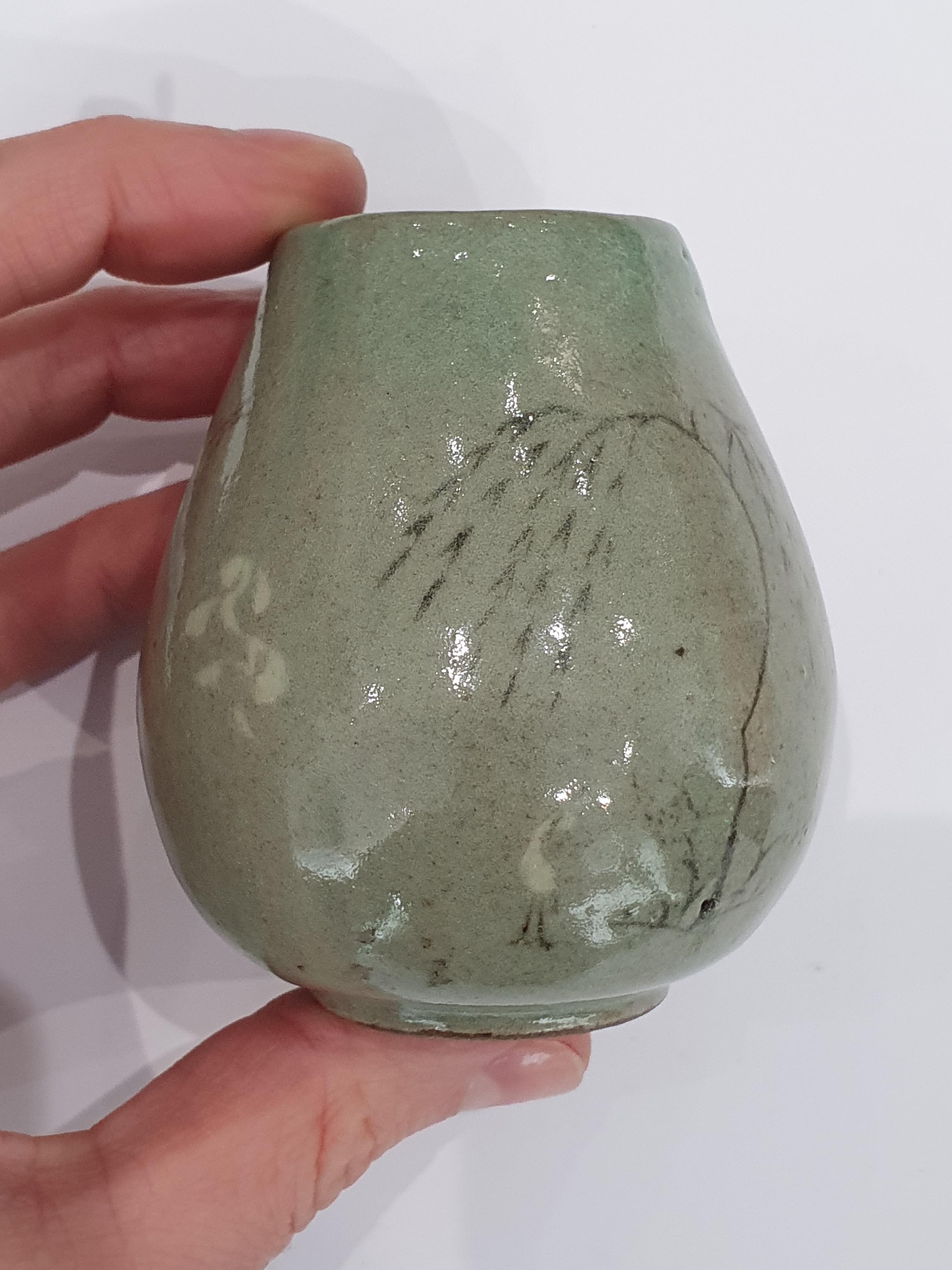 Lot 411 - A SMALL KOREAN SANGGAM SLIP-INLAID CELADON