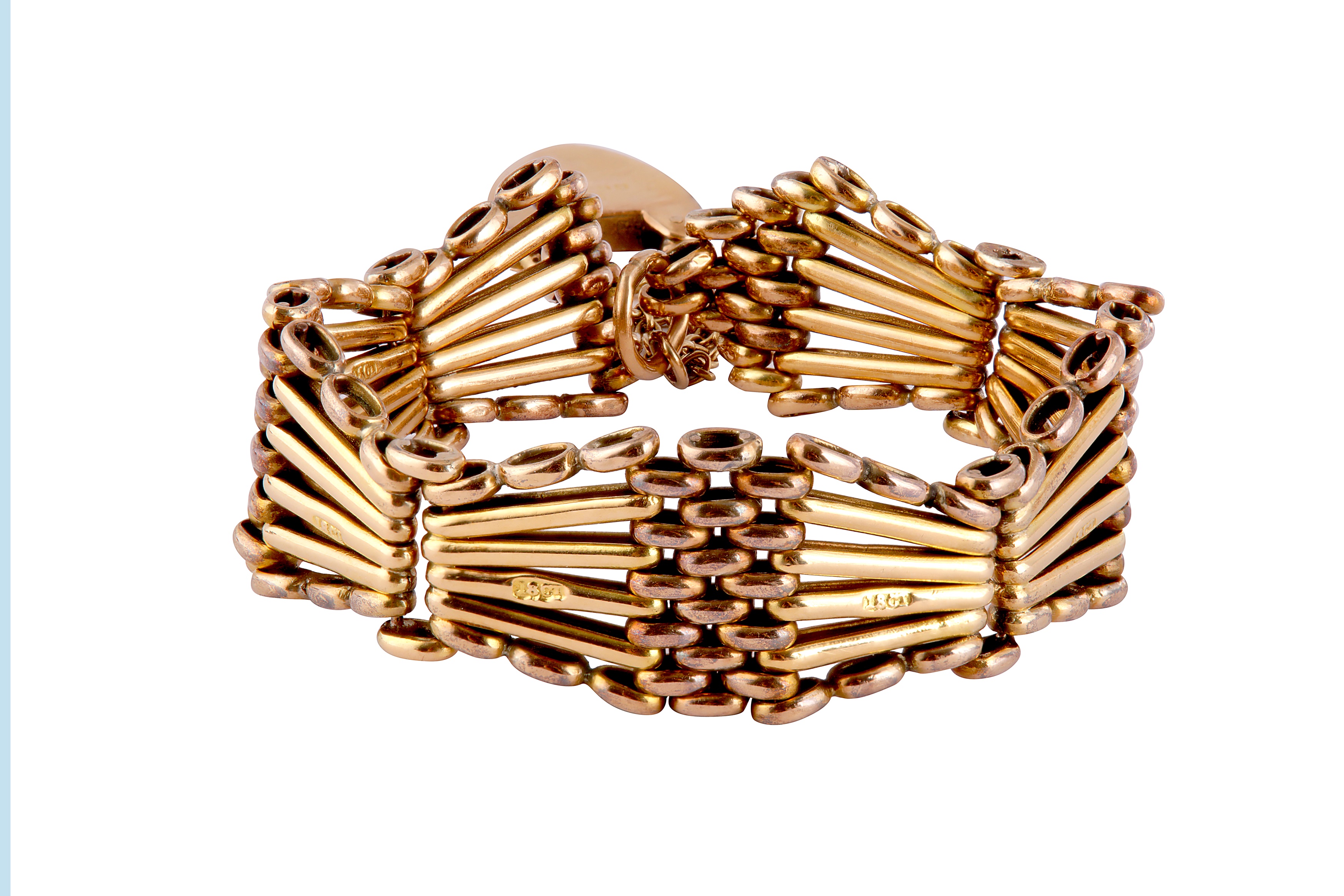 Lot 18 - A gold gate bracelet