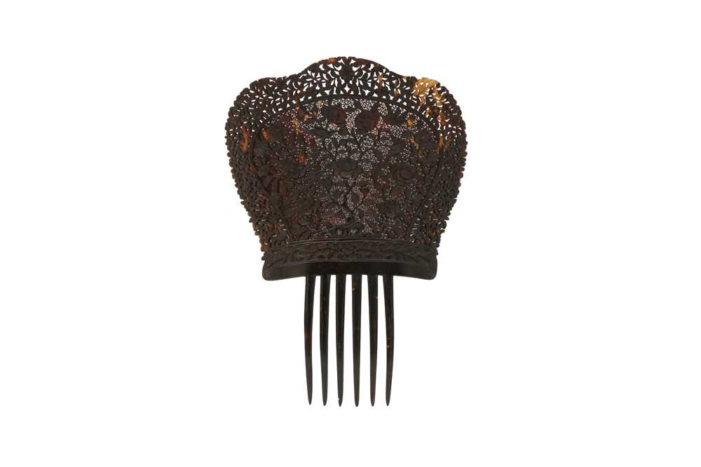 Lot 331 - A CHINESE TORTOISESHELL HAIR COMB.