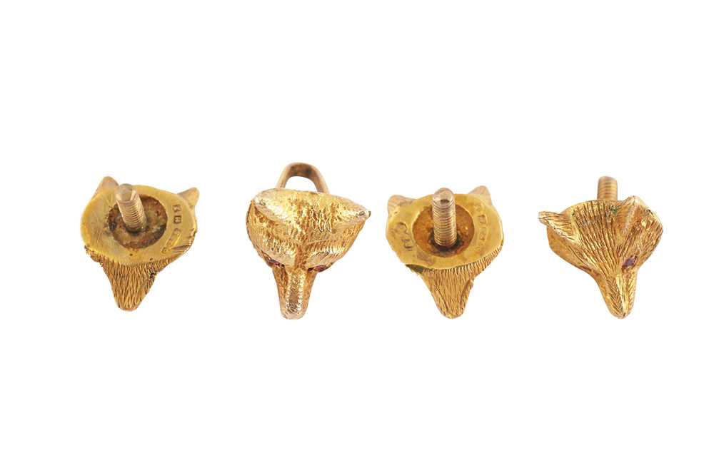 Lot 31 - A SET OF SHIRT STUDS