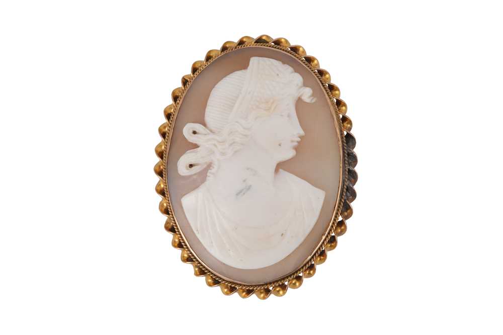 Lot 211 - A SHELL CAMEO SHELL BROOCH