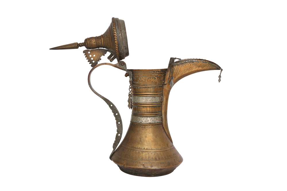 Lot 662 - A BAHRAINI QURAYSHIA BRASS COFFEE POT