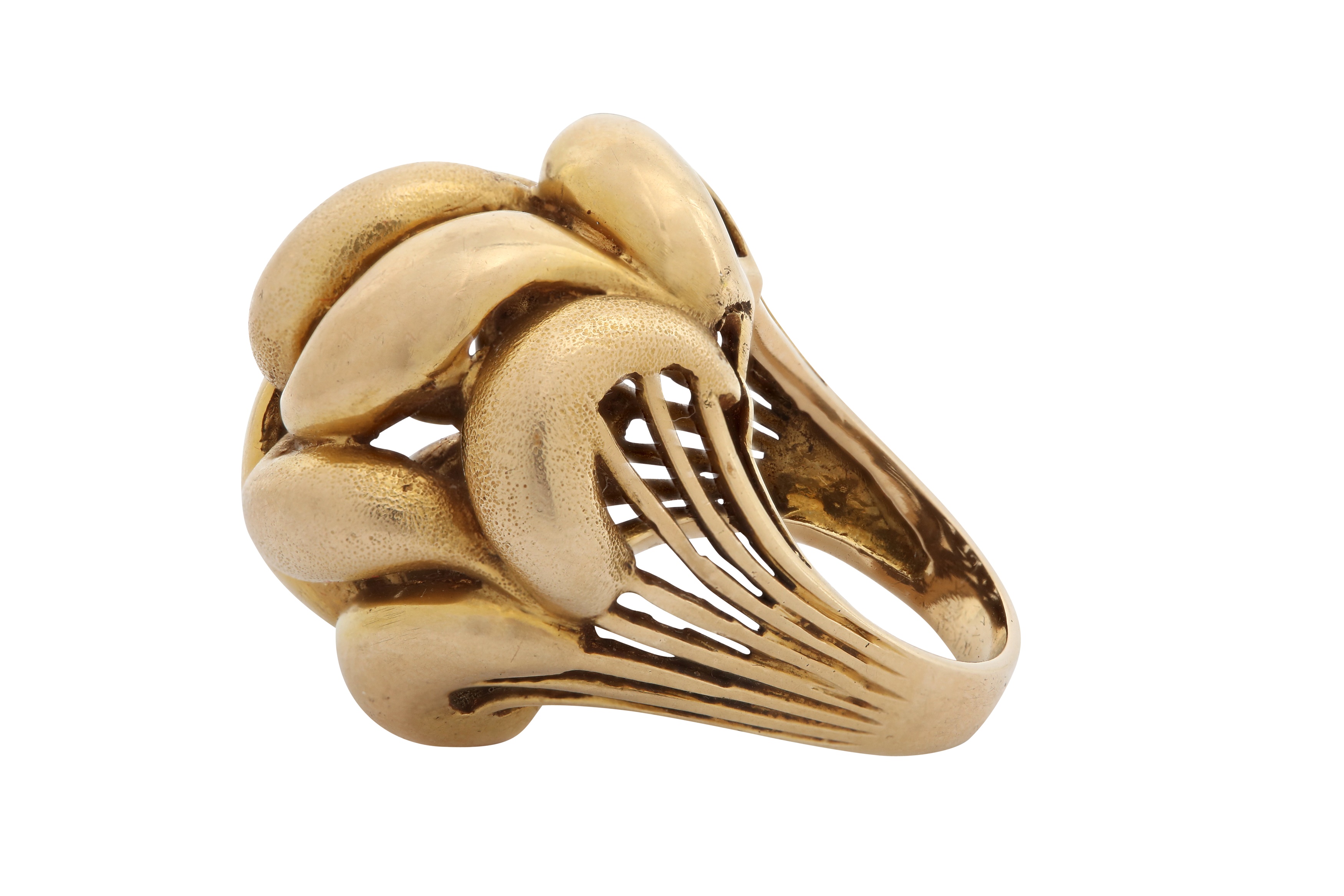 Lot 101 - A bombé ring