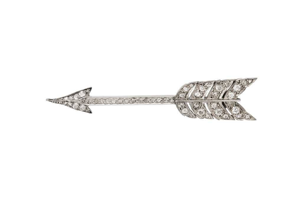 Lot 31 - A diamond arrow brooch
