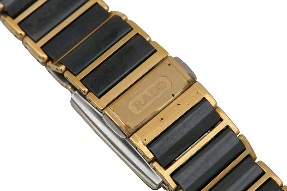 Lot 37 - A LADIES RADO GOLD PLATED AND CERAMIC QUARTZ