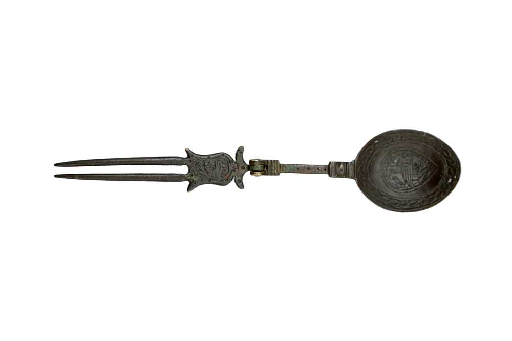 Lot 535 - AN ENGRAVED BRONZE FOLDING SUCKET FORK (OR