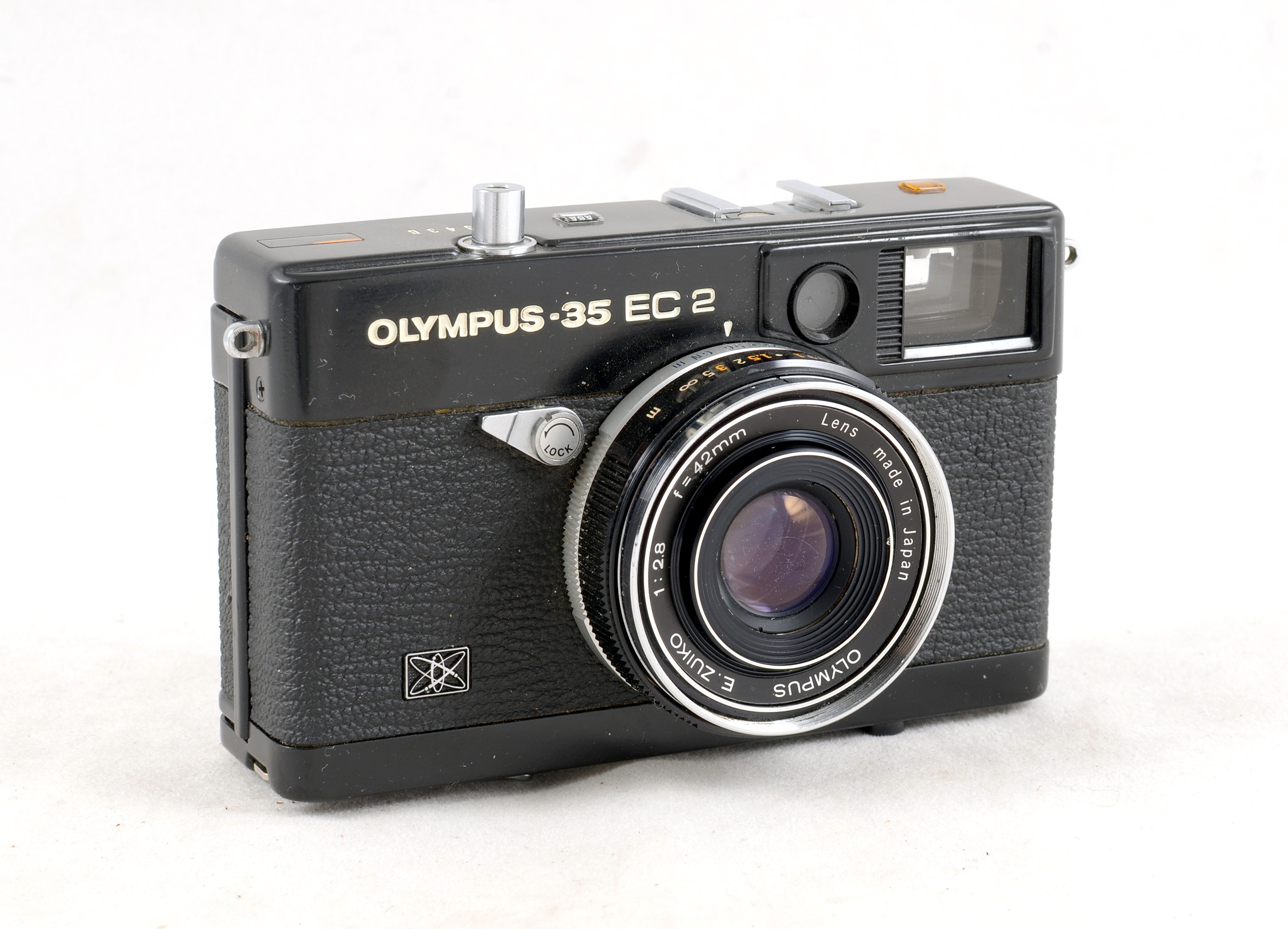 Lot 52 - A Black & a Chrome Olympus 35 EC2 Compact