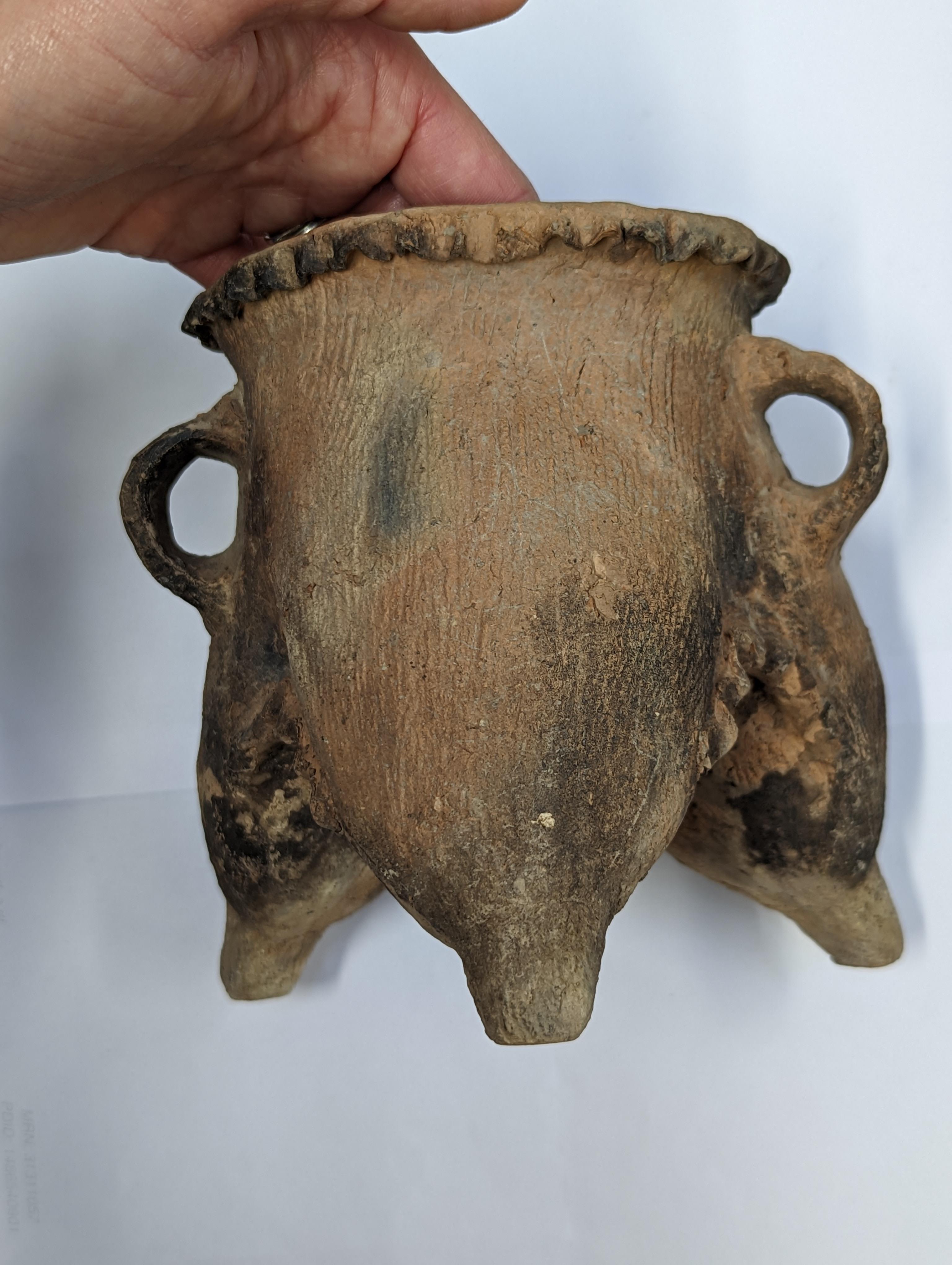 Lot 1 - A CHINESE QIJIA CULTURE POTTERY TRIPOD LI