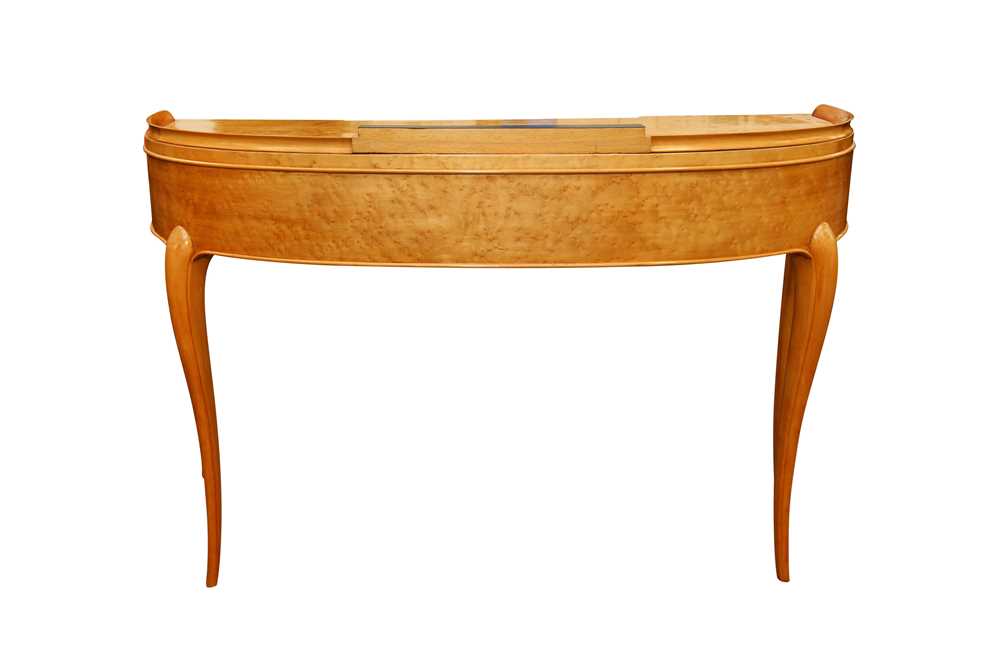 Lot 731 - A CONTEMPORARY BESPOKE WALNUT DRESSING TABLE