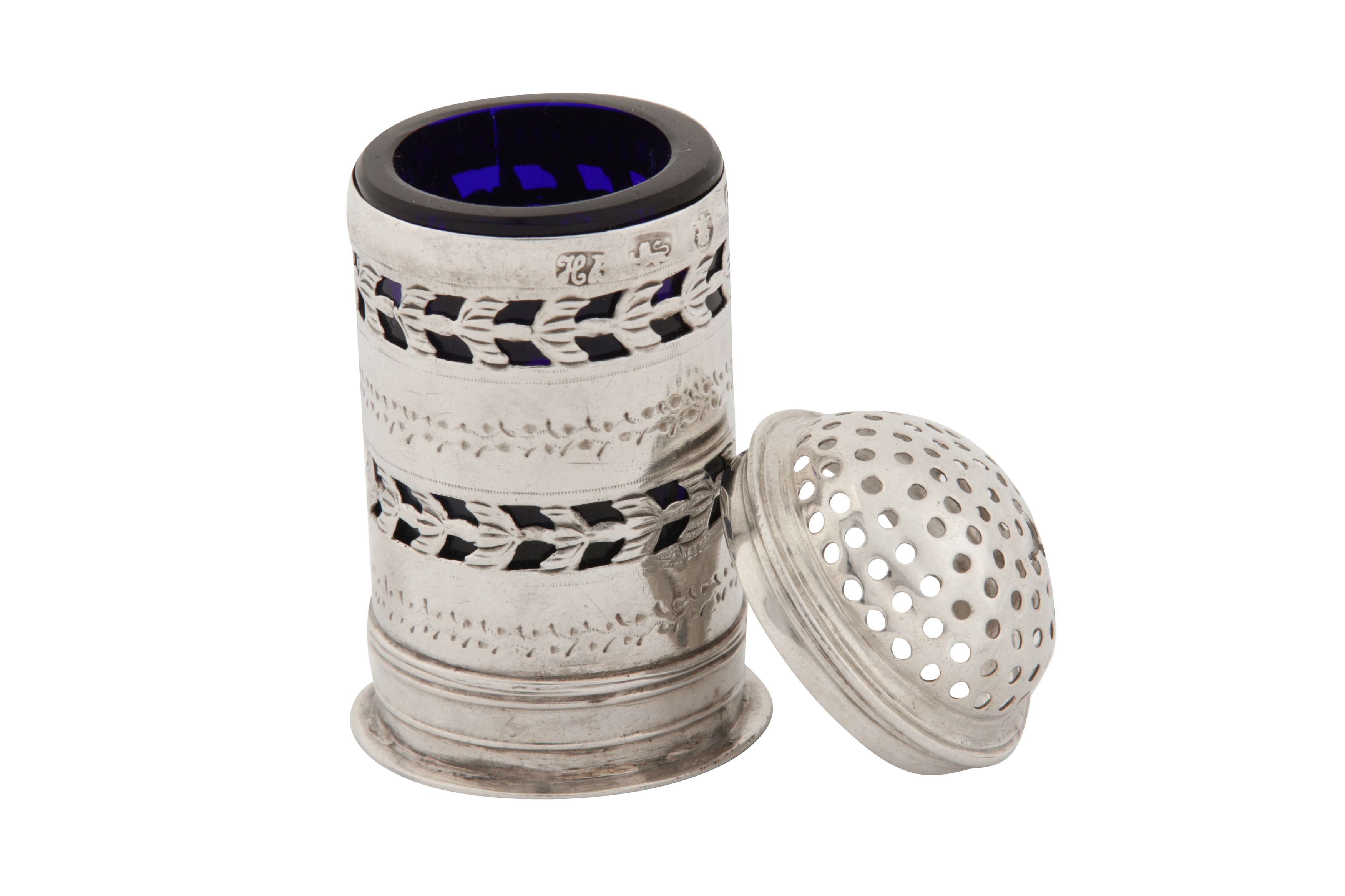 Lot 191 - A GEORGE III STERLING SILVER PEPPER POT,