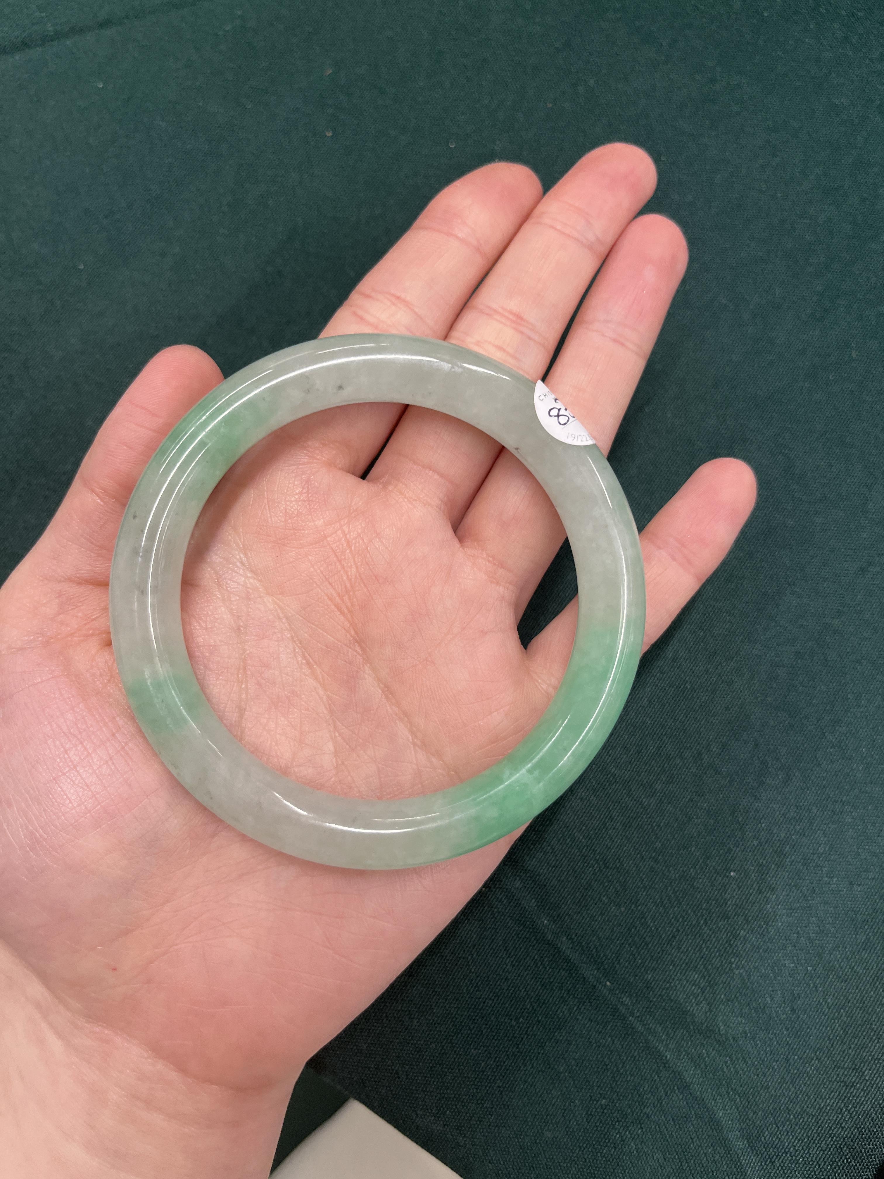 Lot 833 - A CHINESE JADE BANGLE