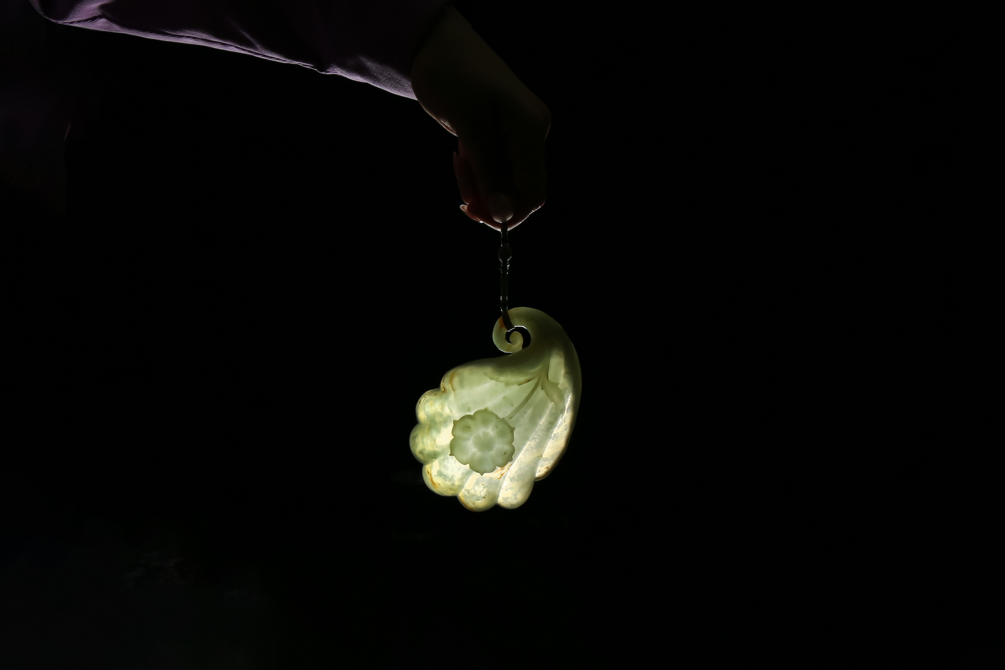 Lot 349 - A FINE CARVED NEPHRITE JADE MUGHAL 'LOTUS'