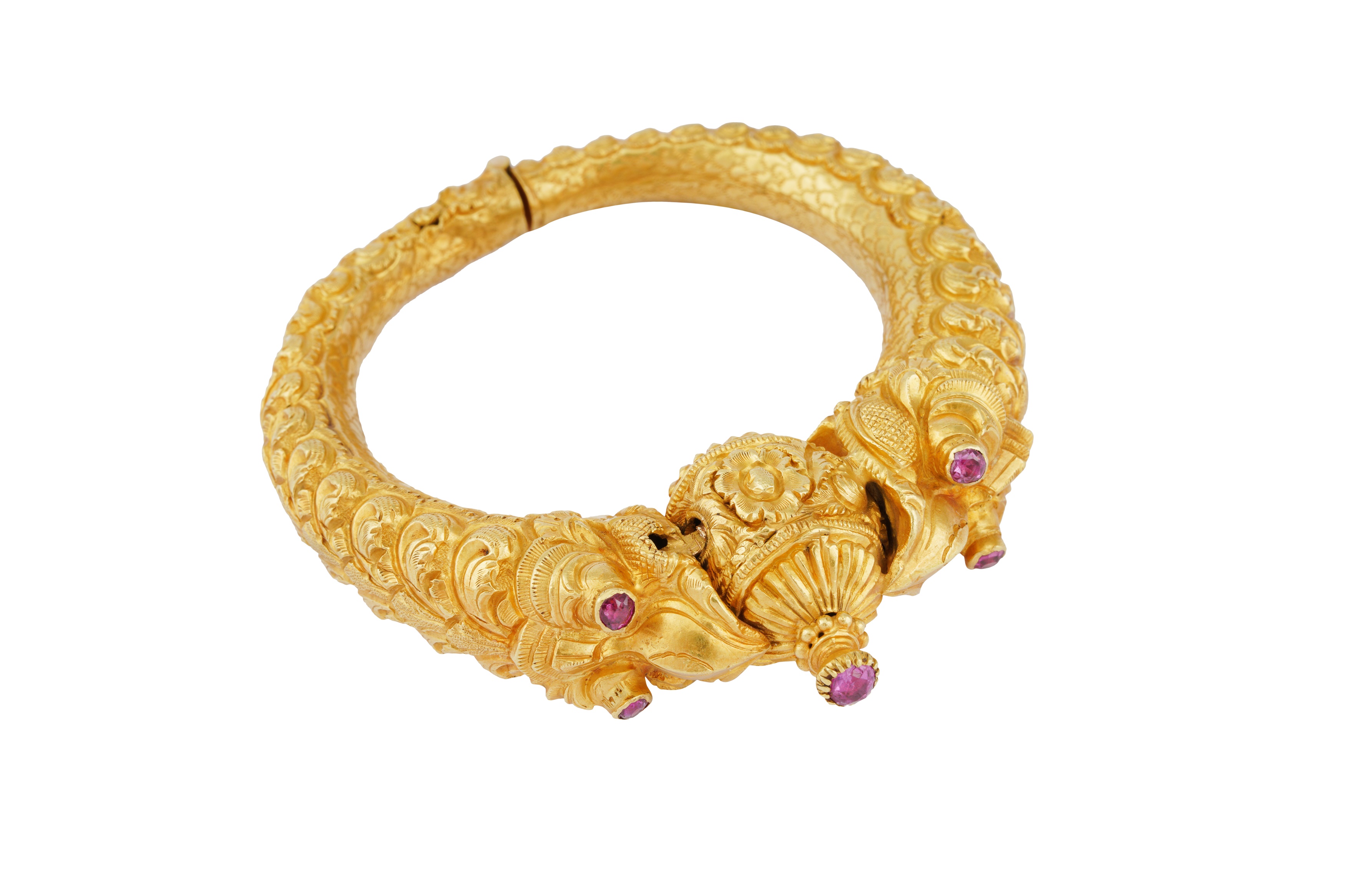 Lot 298 - A RUBY-SET 'MAKARA HEAD' GOLD BANGLE (KADA)